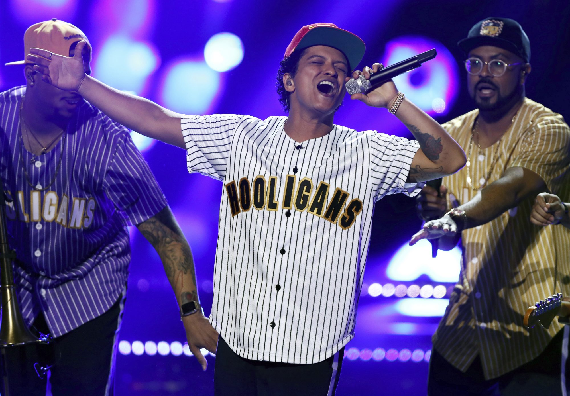 AMAs reflect year in pop music, where male acts dominated - Talk-N West TN