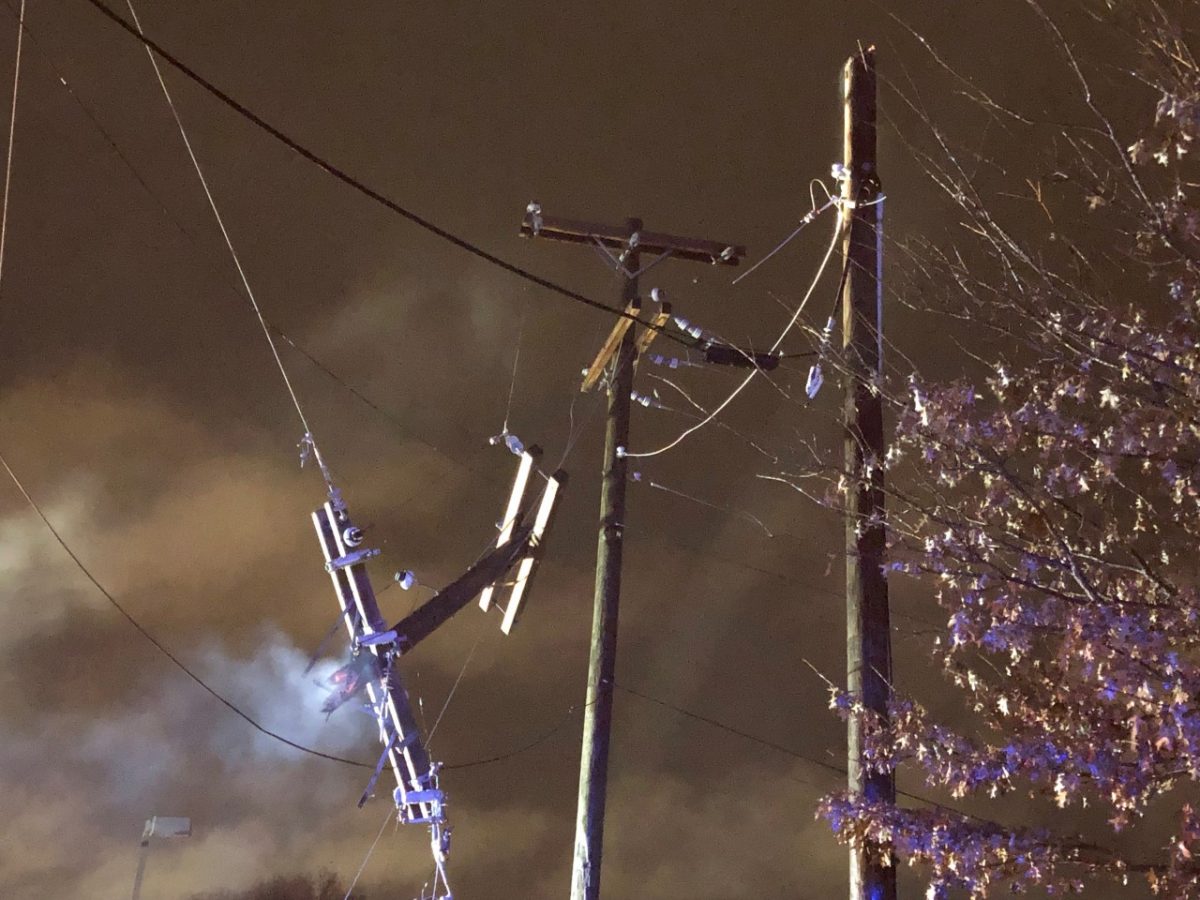 UPDATE - Power lines restored - traffic moving on Ridgecrest Road ...