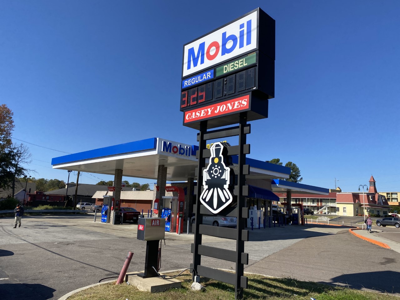 Female injured in shooting at Mobil Mart on 45 Bypass; JPD continues ...